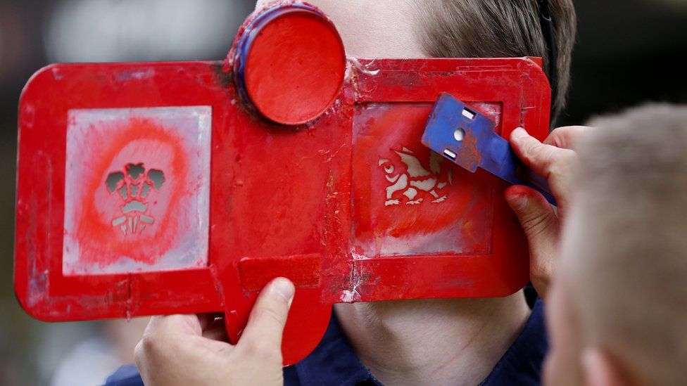 Rugby World Cup: Wales fans celebrate Uruguay win - BBC News
