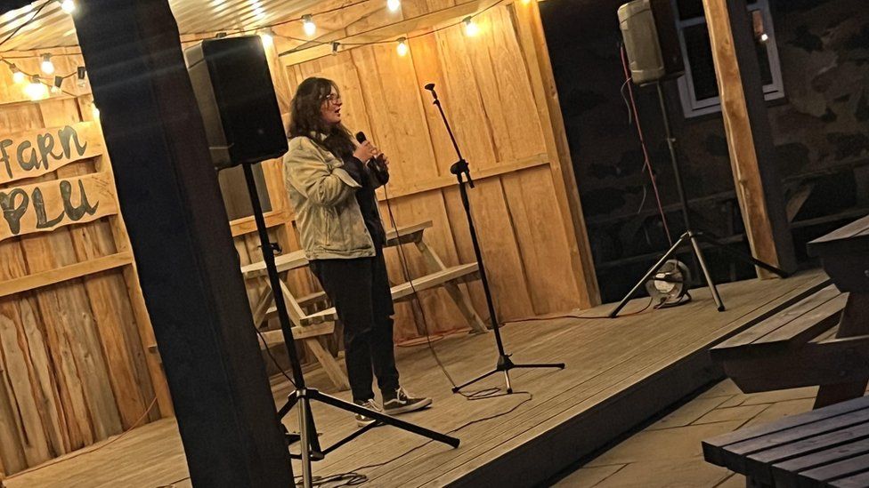 'Adeg cyffrous' i fenywod mewn comedi - BBC Cymru Fyw