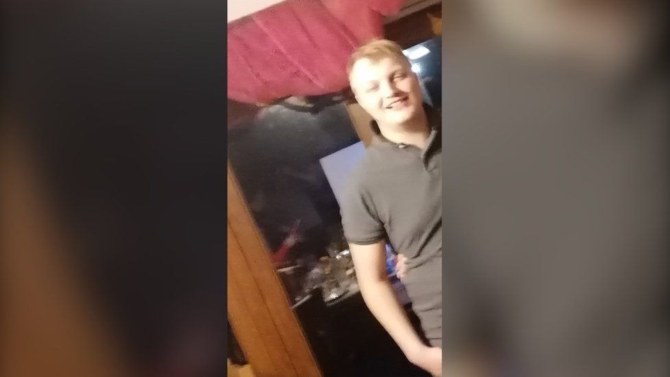 Dungannon: Man, 21, dies after single-vehicle crash on M1 - BBC News