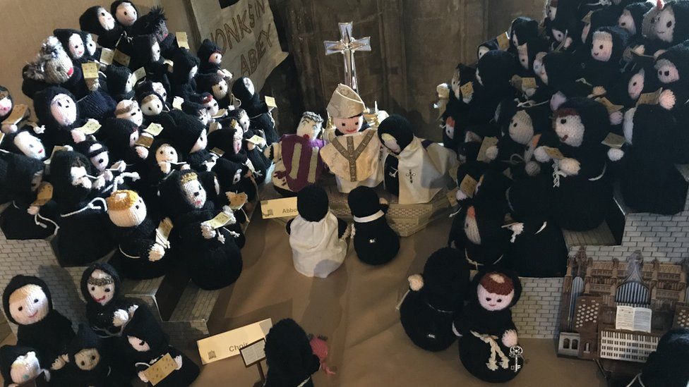 Knitted monks go on show in Tewkesbury Abbey - BBC News