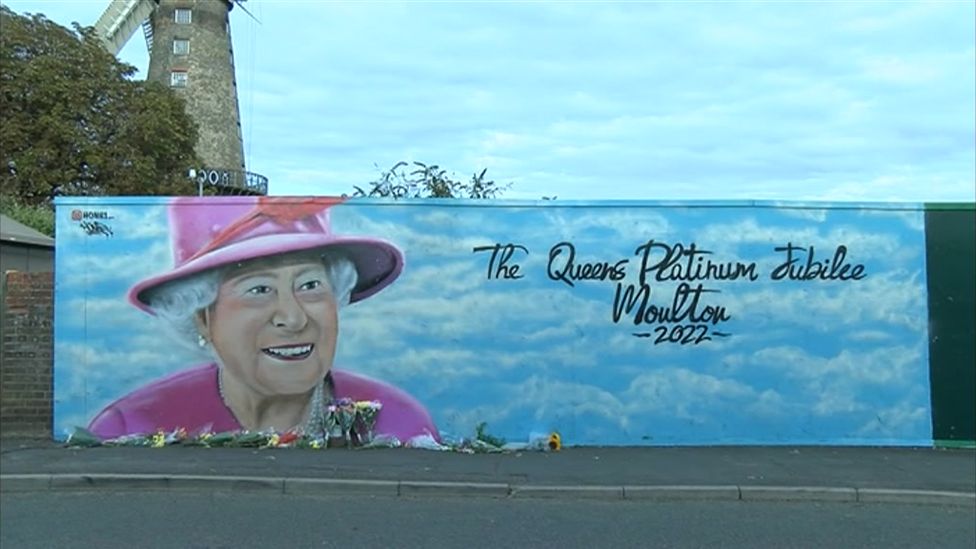 Lincolnshire artist's anger after cost of living mural removed - BBC News
