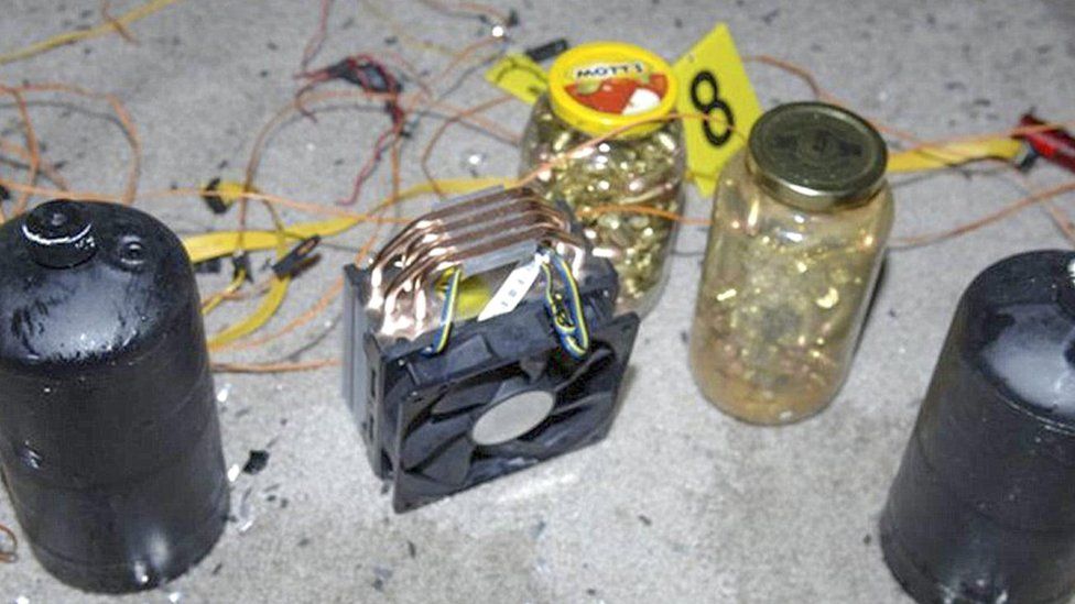 Colorado shooting: Images show Holmes apartment booby traps - BBC News