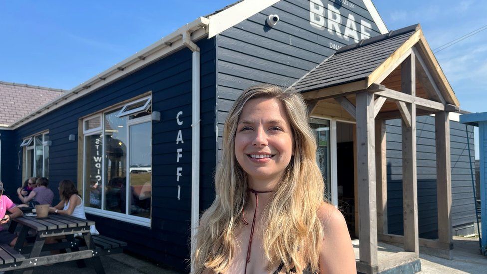 Tywydd poeth yn creu problemau ond rhai yn elwa - BBC Cymru Fyw