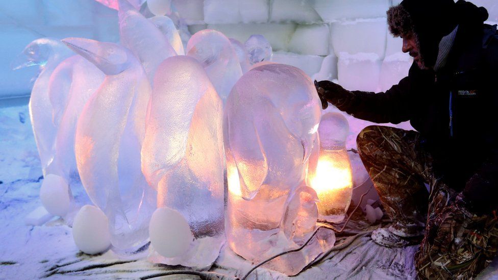 Ice work! Incredible frozen sculptures - BBC Newsround
