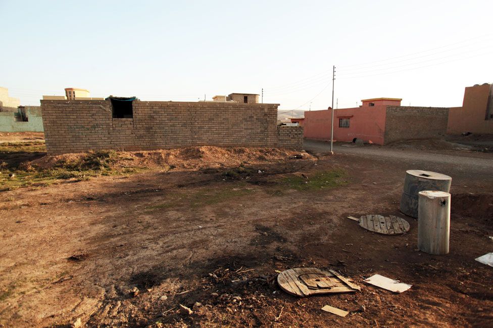 'I paid $90,000 to free my family from IS' - BBC News