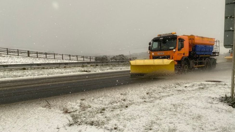 A30 over Bodmin Moor reopens after snow closure - BBC News