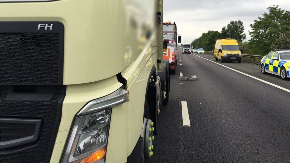 M5 crash: Two die on motorway in Gloucestershire - BBC News