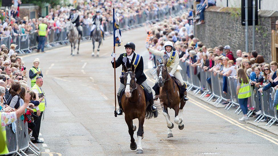 In pictures: Braw Lads Gathering in Galashiels - BBC News
