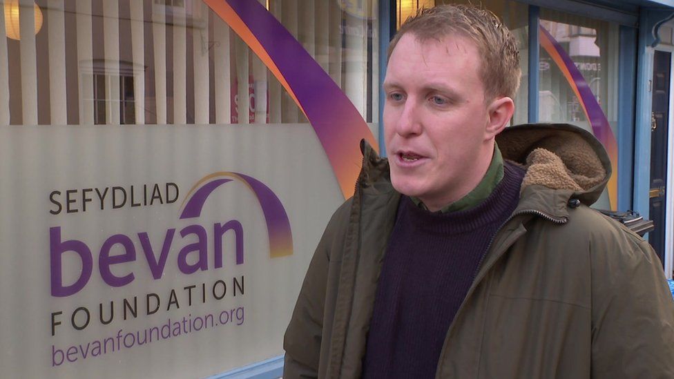 Credyd Cynhwysol yn 'gadael pobl £35 yn fyr pob wythnos' - BBC Cymru Fyw