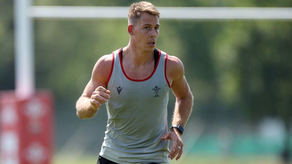 Liam Williams yn symud i Kubota Spears yn Japan - BBC Cymru Fyw