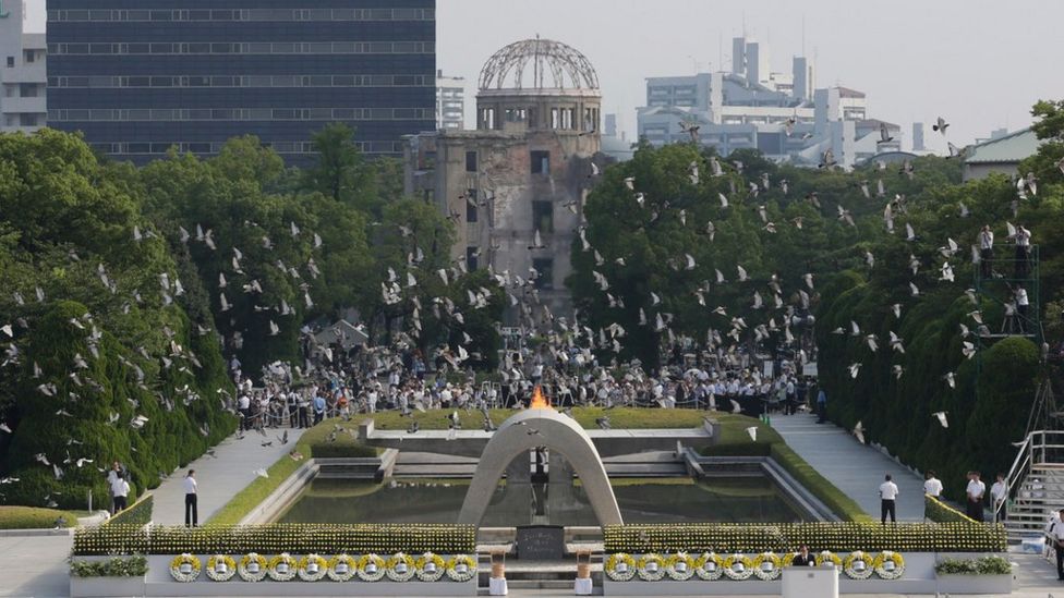 Hiroshima marks 70 years since atomic bomb - BBC Newsround