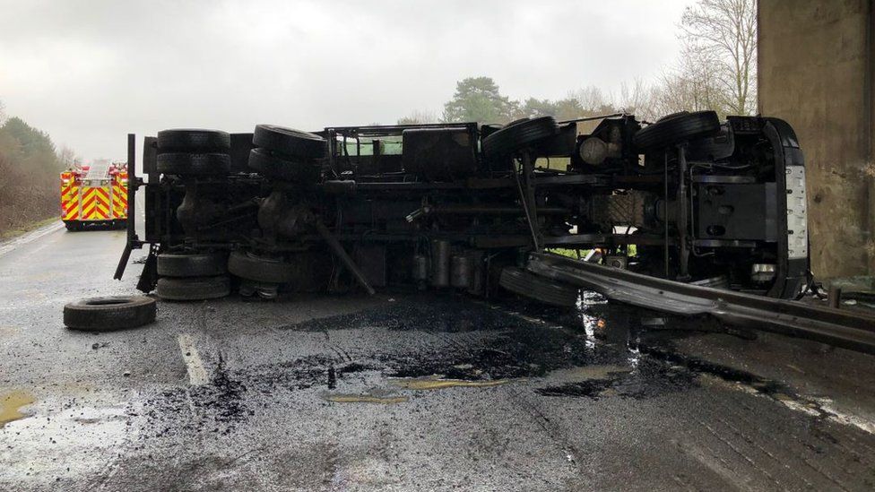 Lorry sheds waste across A10 near Hoddesdon - BBC News