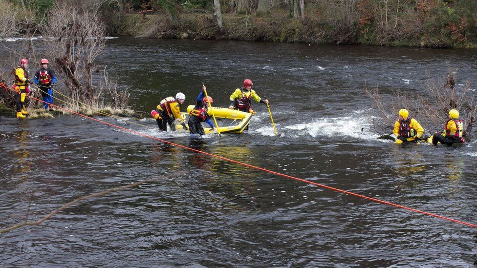 Flood training held on River Ness in Inverness - BBC News