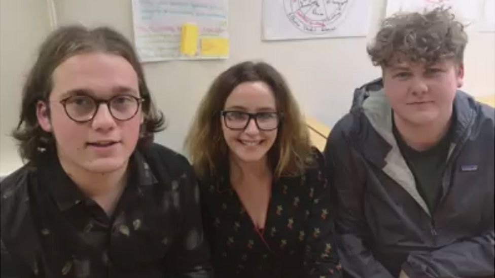 Gwyliwch: Lisa Gwilym yn edrych nôl dros ei gyrfa - BBC Cymru Fyw