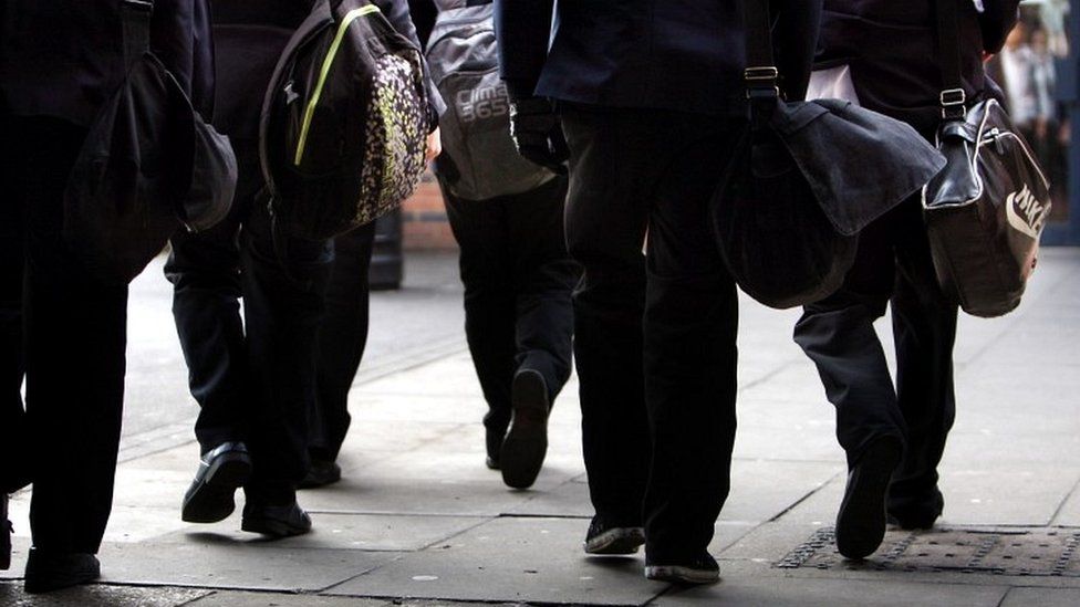 Two million Londoners 'in poverty despite record employment' - BBC News