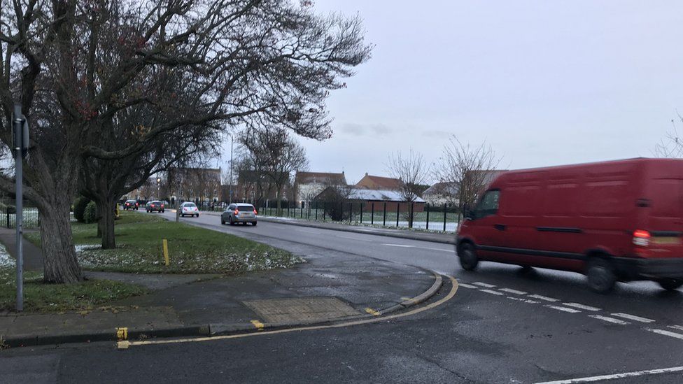 Beeston bus crash: Cyclist, 14, dies after collision - BBC News