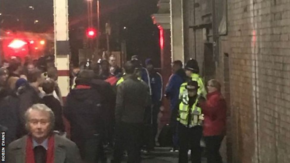 Stoke City: Players confronted by angry fans after loss - BBC Sport