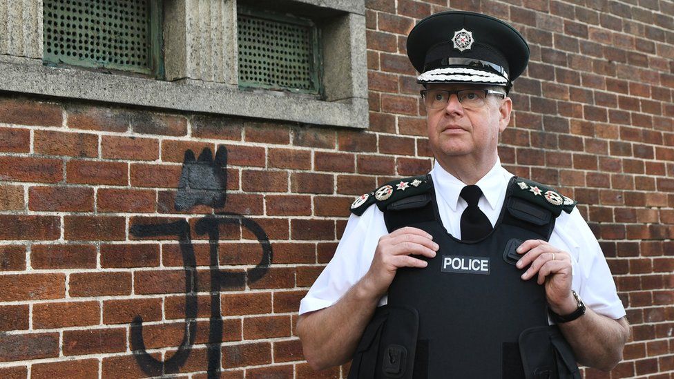 Man named as UVF leader 'met police over Avoniel bonfire' - BBC News