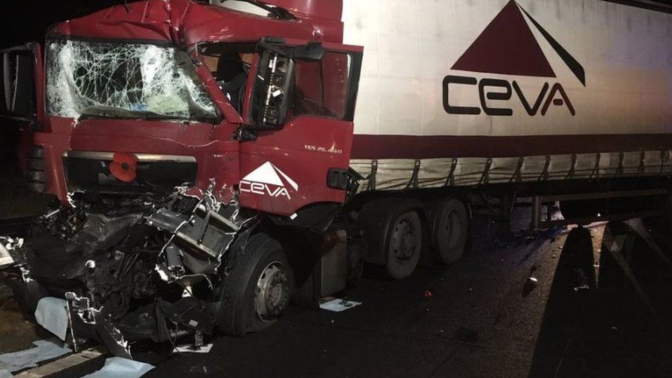 M4 closes as crash injures lorry driver in Berkshire - BBC News
