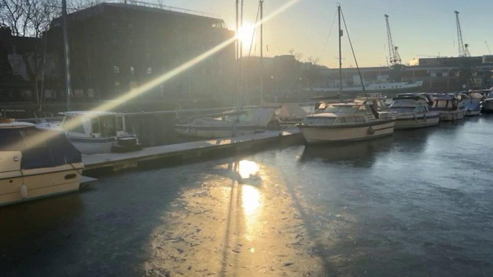 Bristol mayor heckled by boating community over harbour fees - BBC News
