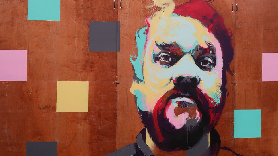 Scott Hutchison mural unveiled in Glasgow - BBC News