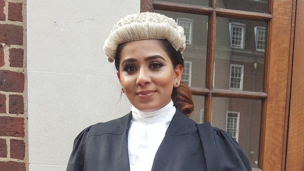 Less debt, better prospects: Why students work - BBC News