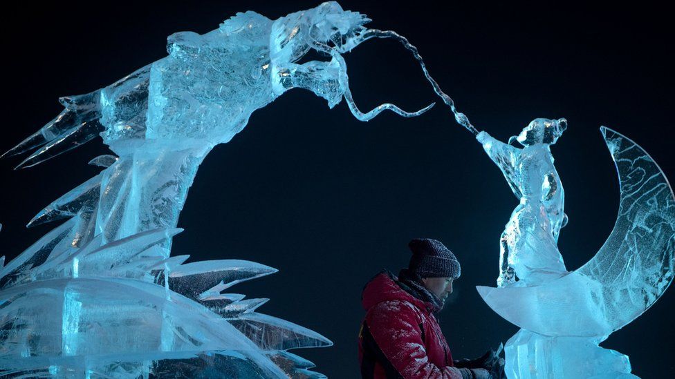 Incredible ice sculptures in China - BBC Newsround