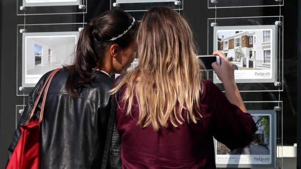 When do people buy their first home? - BBC News