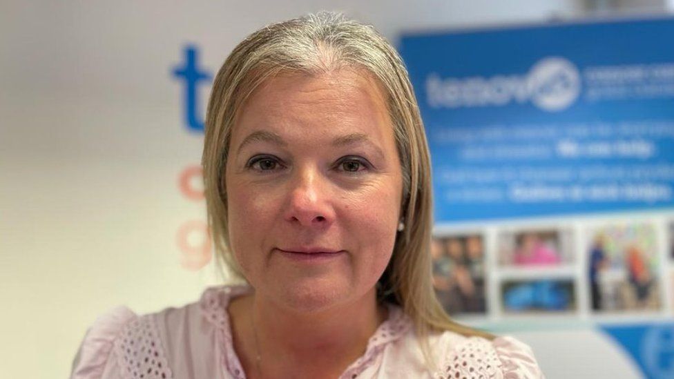 Sgrinio canser yr ysgyfaint: Cymru 'wir ar ei hôl hi' - BBC Cymru Fyw