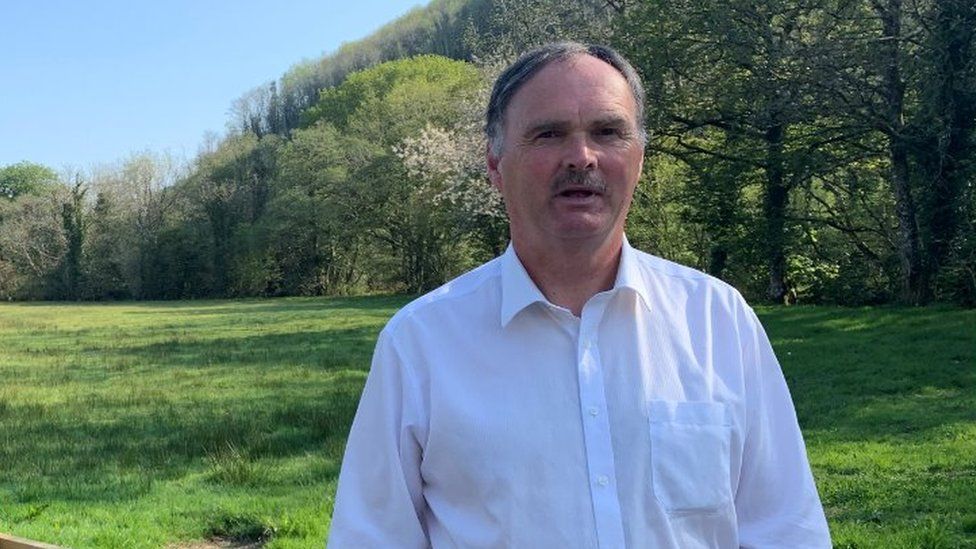 Rheoliadau teithio newydd 'ddim yn mynd yn ddigon pell' - BBC Cymru Fyw