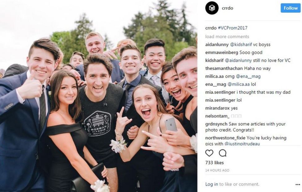 Canada's Justin Trudeau photobombs students' prom picture - BBC News