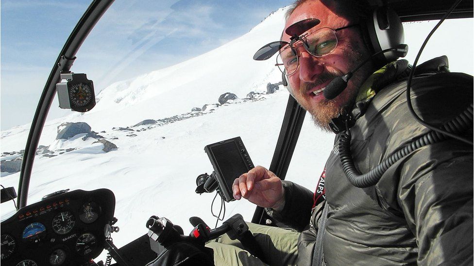 Sergey Ananov: Two days on ice with three polar bears - BBC News