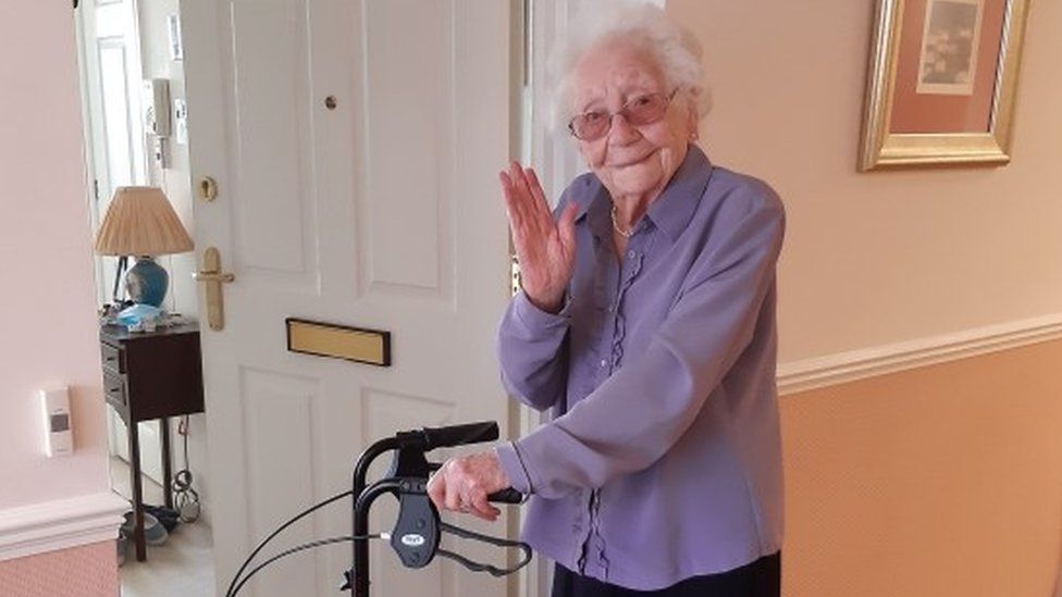 Woman, 97, completes walking challenge - BBC News