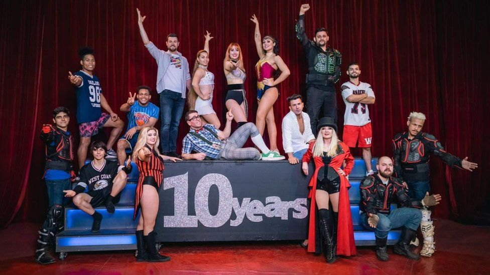 The Shropshire town that embraced circus troupe in lockdown - BBC News