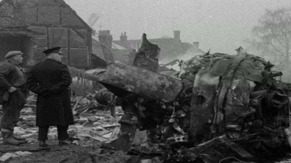 Memorial unveiled to victims of 1957 RAF air crash in Sutton Wick - BBC ...