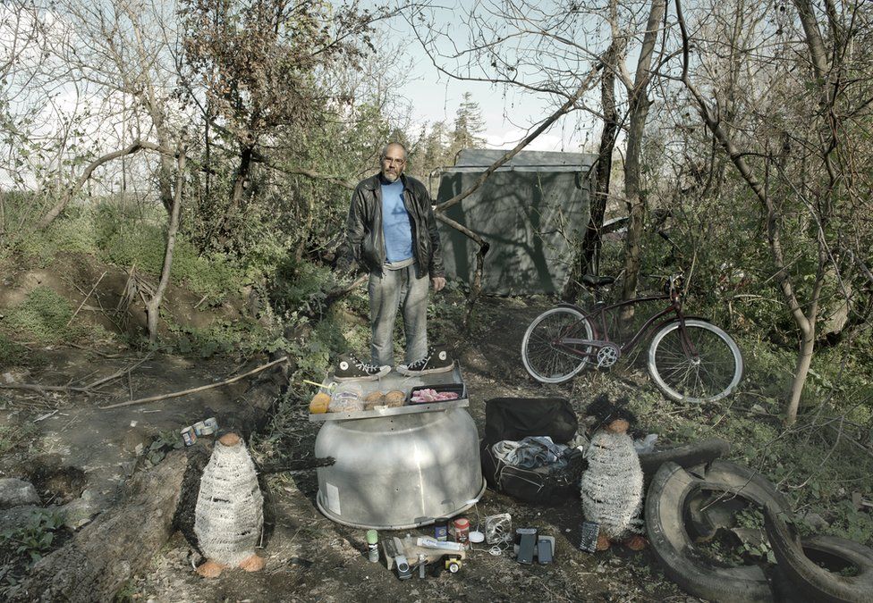 Photographing the things homeless people in California own - BBC News