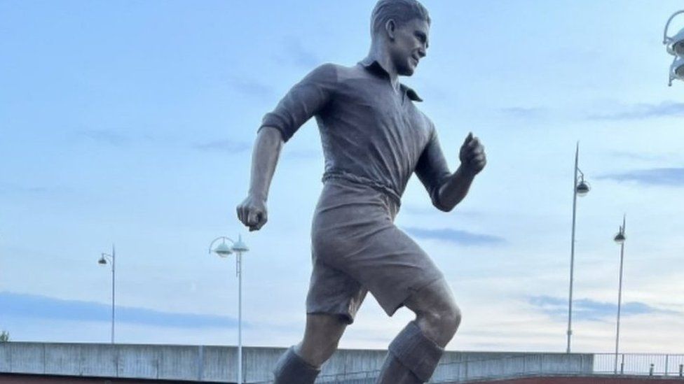 George Camsell: Statue unveiled of Middlesbrough top goal-scorer - BBC News