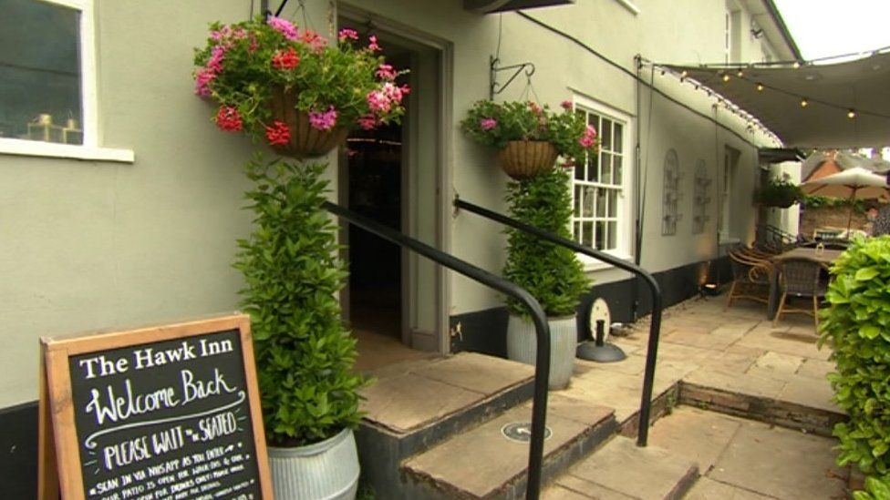 Amport village pub offers £100 voucher to get staff - BBC News