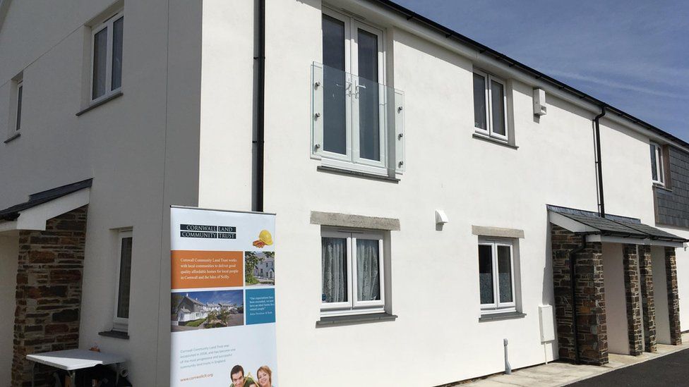 Cornwall housing: Jenny Agutter welcomes new homes - BBC News