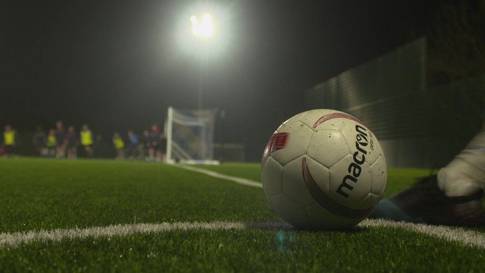 Pêl-droed merched: Cwpan ysgolion yn brofiad 'emosiynol' - BBC Cymru Fyw