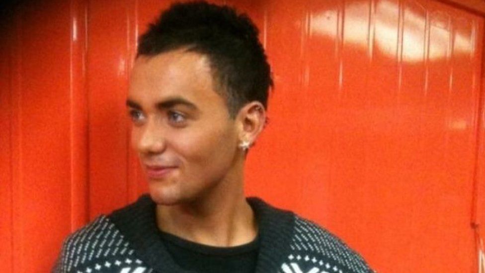 Arbenigwyr yn galw am reoleiddio triniaethau cosmetig - BBC Cymru Fyw