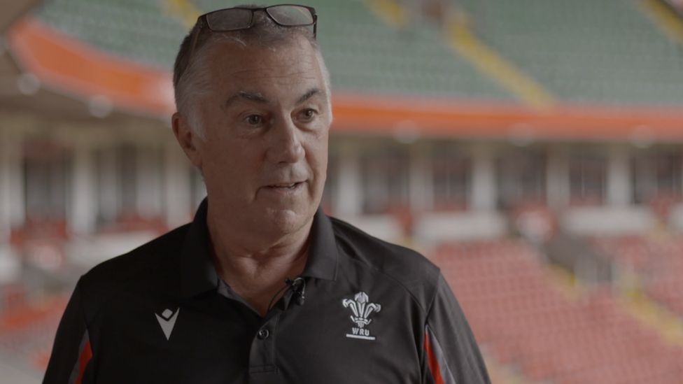 Oes rhaid gadael Cymru i ddilyn breuddwyd o yrfa rygbi? - BBC Cymru Fyw