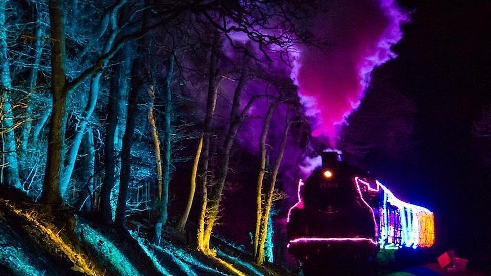Pair fly from Minnesota to Devon to see Christmas steam train - BBC News