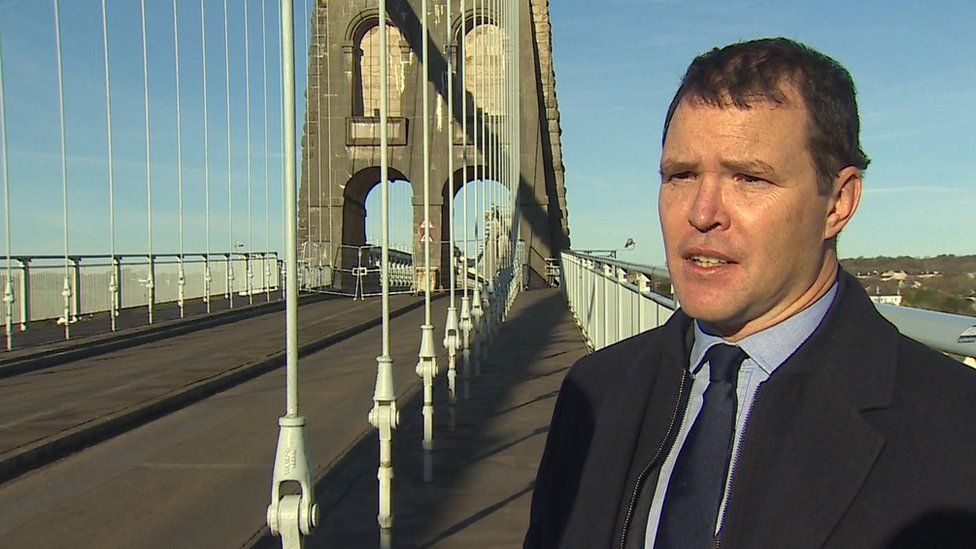 Pont y Borth i aros ar gau tan o leiaf ddiwedd Ionawr - BBC Cymru Fyw