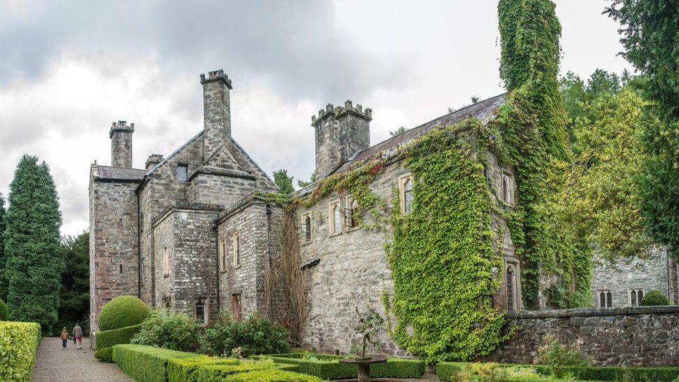 Apêl i Americanwyr am ddarnau coll castell yn Sir Conwy - BBC Cymru Fyw