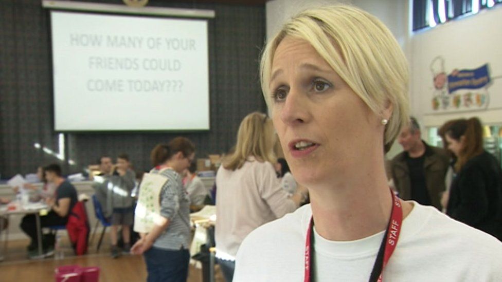Hundreds in Worcester sign stem cell register for boy - BBC News