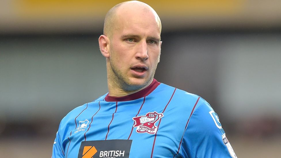 Mansfield Town sign David Mirfin & Johnny Hunt on free transfers - BBC ...