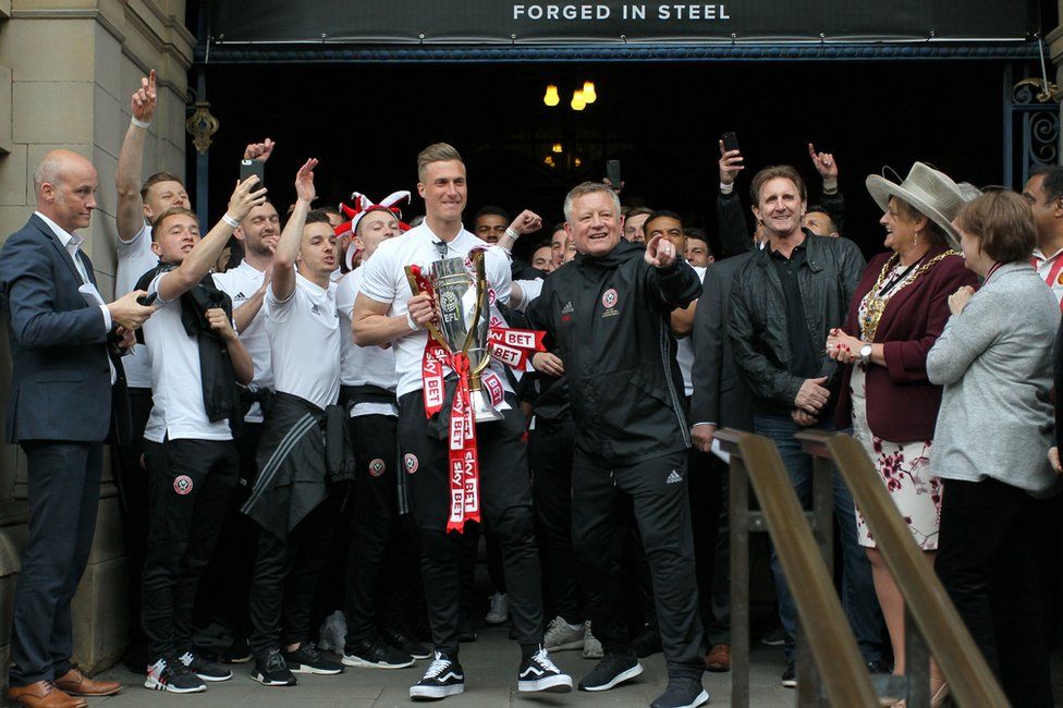Thousands celebrate Sheffield United's League One title win - BBC News