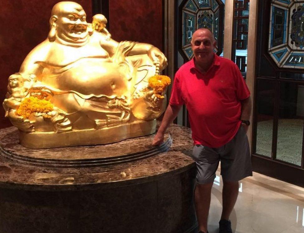 Met homicide unit searching for missing PC Gordon Semple - BBC News