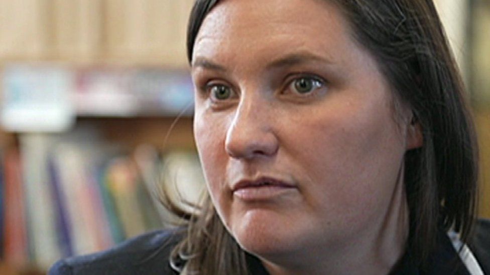 Excessive screen time leaves children unfit to learn - teachers - BBC News